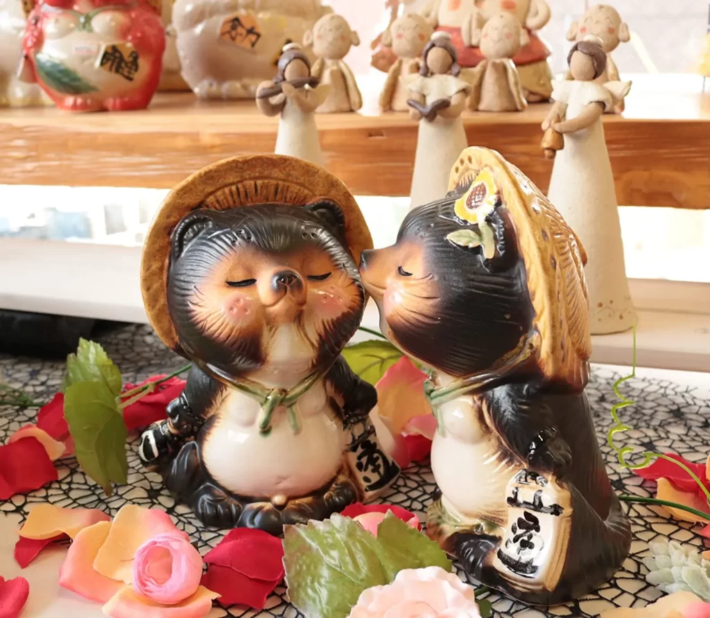 Shigaraki ware Japanese Lucky raccoon dog Kiss Tanuki | Tokyo Store ...